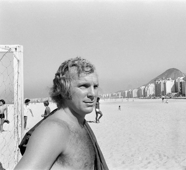 Bobby Moore posters & prints by Daily Mirror