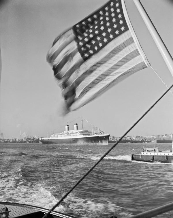 New Luxury Liner SS Independence Arrives in New York posters & prints ...